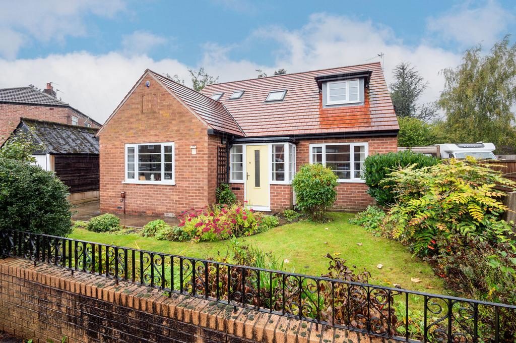 Lulworth Avenue, Flixton, Manchester... 3 bed detached house - £525,000