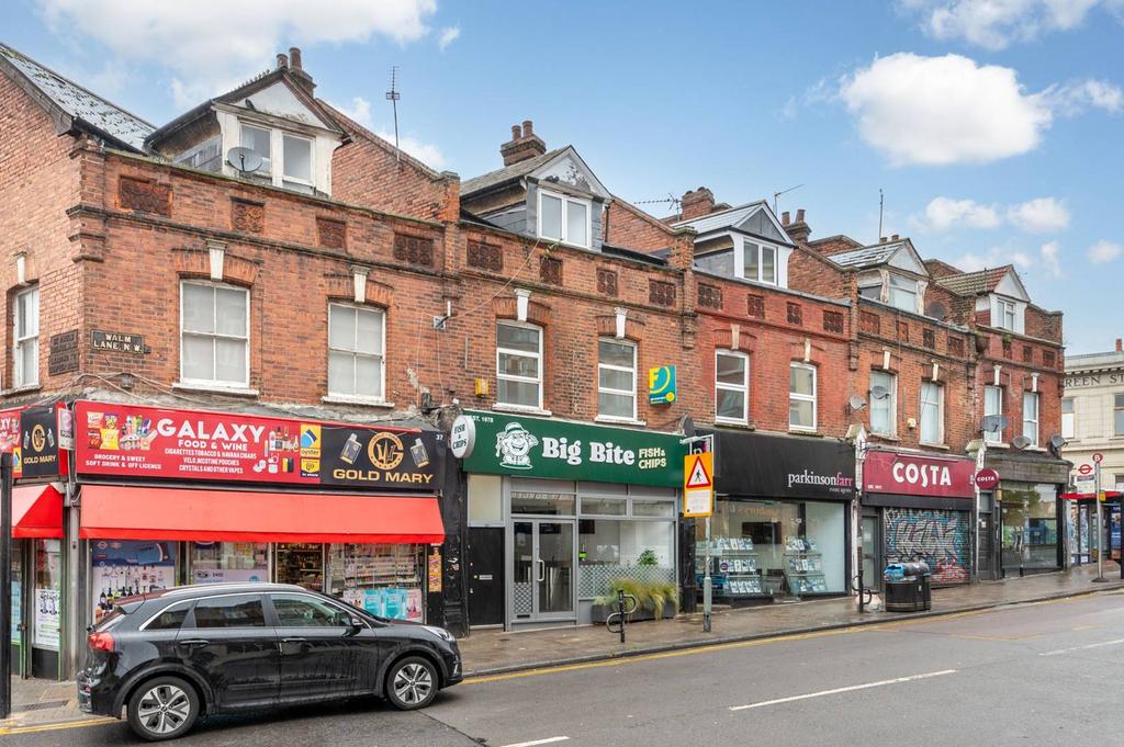 Walm Lane, Willesden Green, London, NW2 3 bed flat - £2,665 pcm (£615 pw)