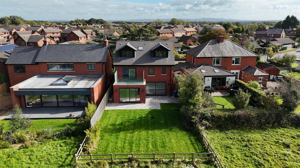 Church Road, Tarleton, Preston 5 bed detached house for sale - £650,000