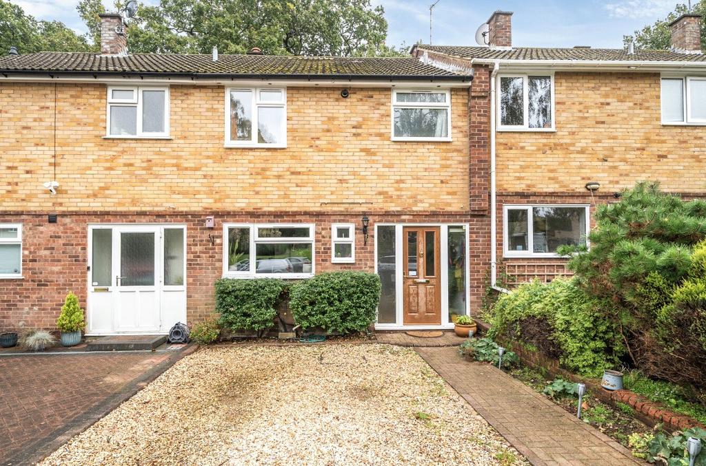 Walnut Close, Hampshire GU46 3 bed terraced house - £375,000