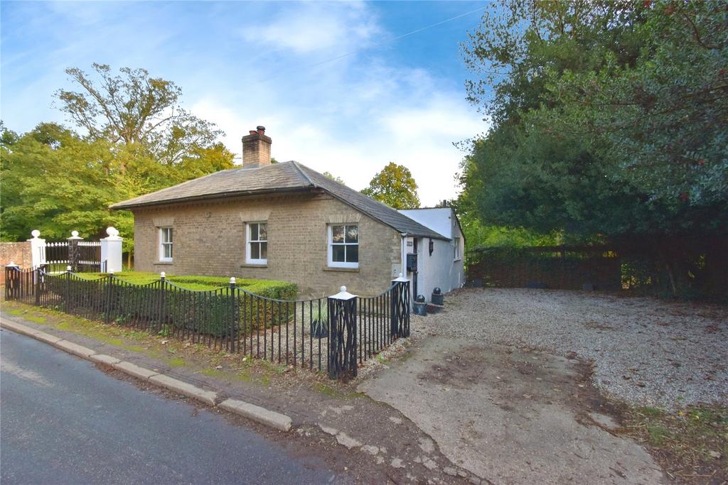 Saling Grove, Great Saling... 2 bed bungalow - £1,350 pcm (£312 pw)
