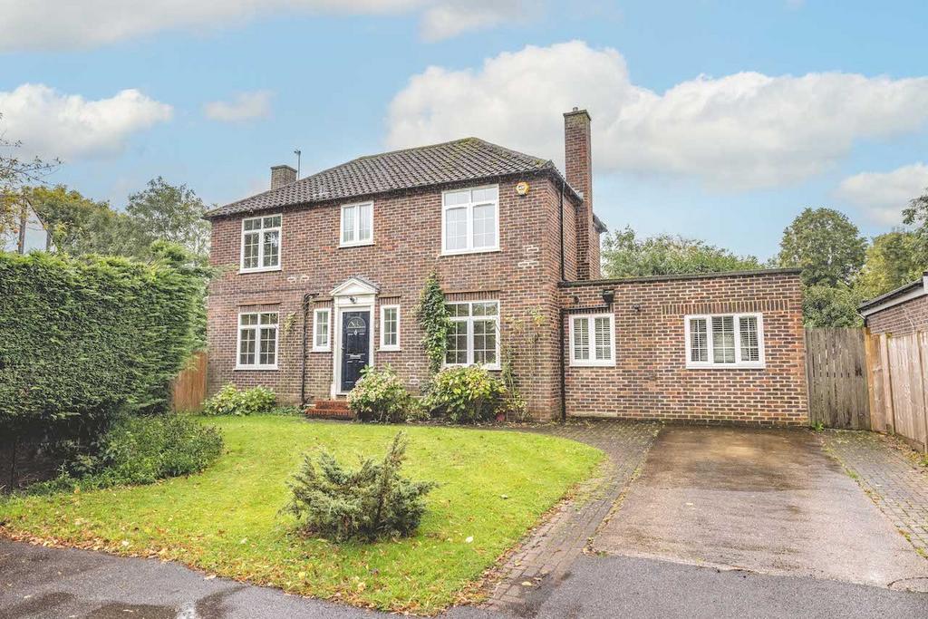 The Paddock, Datchet SL3 4 bed detached house - £825,000