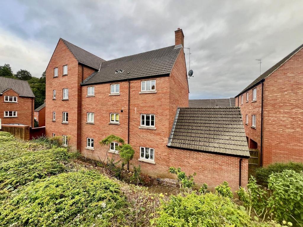 Forge Road, Dursley, GL11 4GB 2 bed flat for sale - £149,950