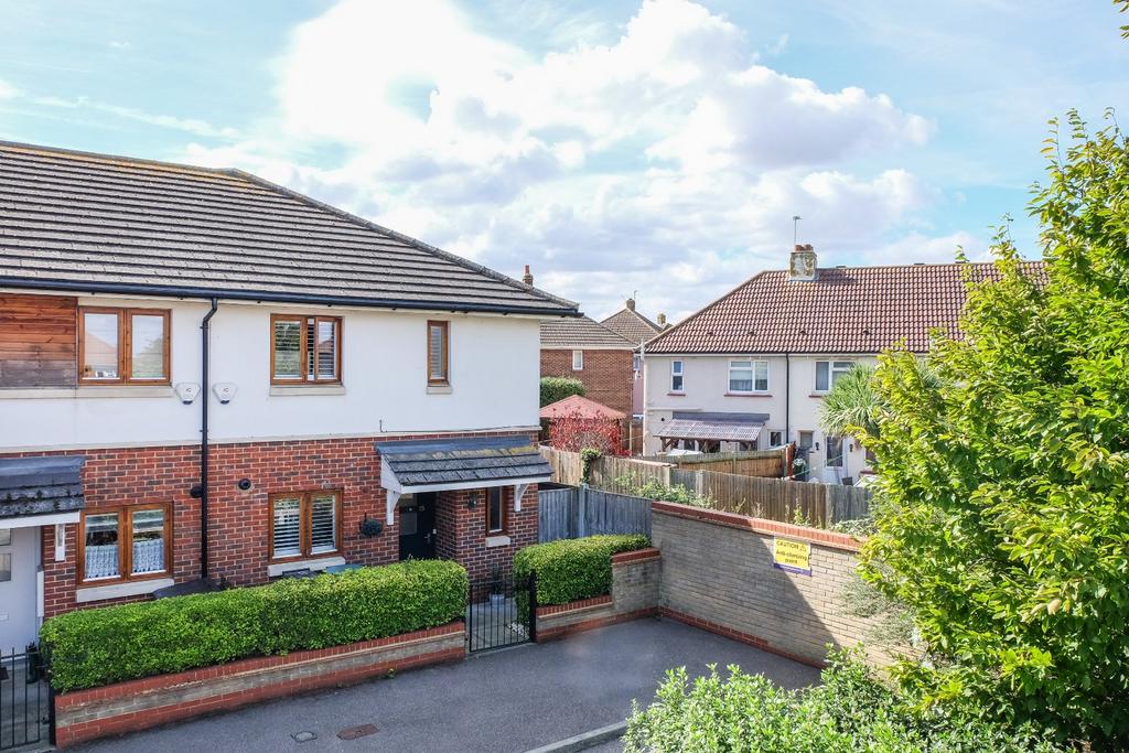 Mallory Close, Gravesend, Kent, DA12 3 bed end of terrace house - £325,000