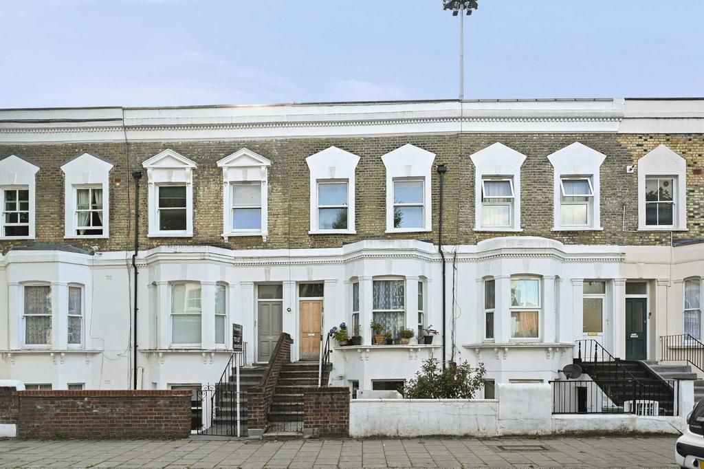 Loftus Road, Shepherds Bush, W12 7EL 3 bed maisonette - £3,142 pcm (£ ...