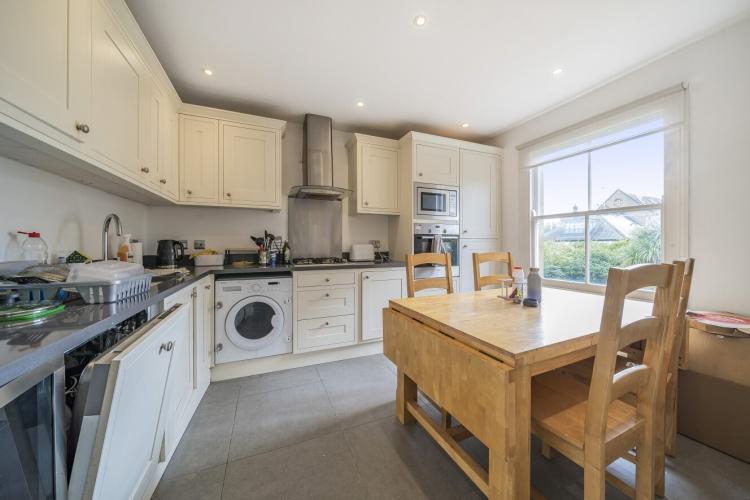 Oberstein Road London SW11 2 bed apartment - £2,500 pcm (£577 pw)
