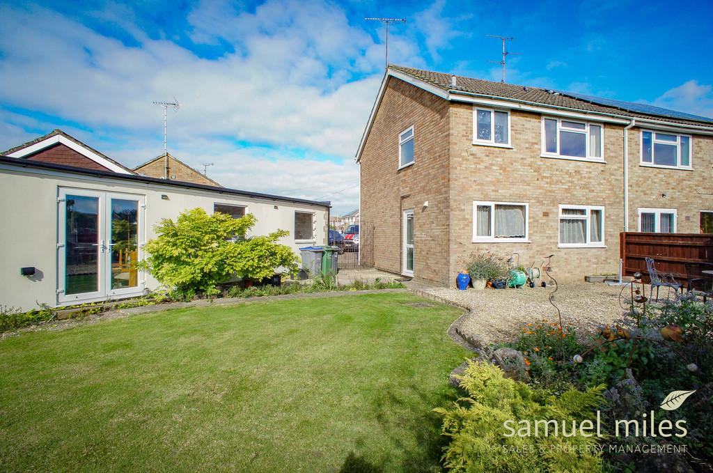 Byron Avenue, Swindon SN4 3 bed barn conversion - £349,950