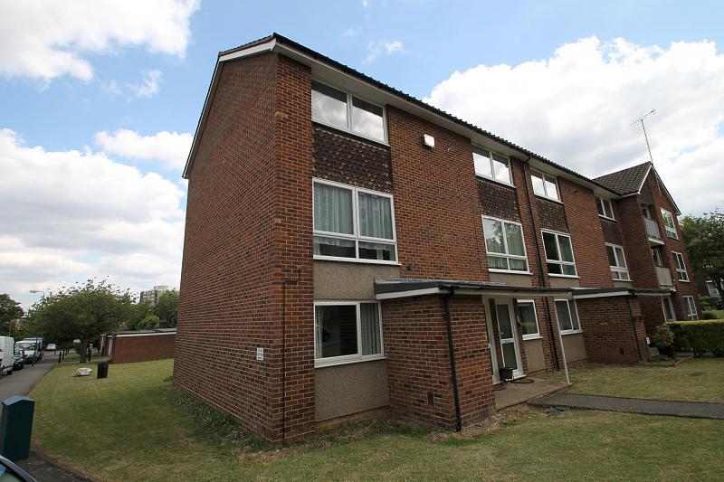 Basinghall Gardens, Sutton 2 bed maisonette - £1,650 pcm (£381 pw)