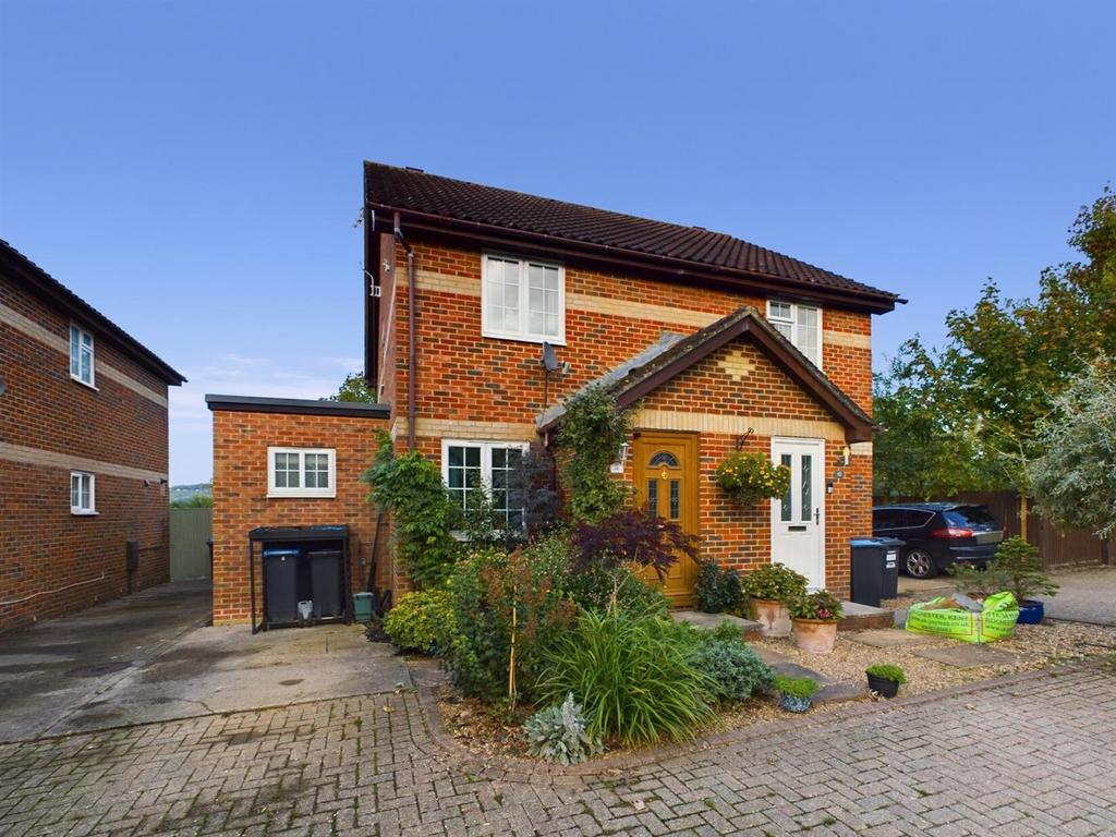 Gayler Close, Redhill RH1 2 bed semi-detached house - £450,000