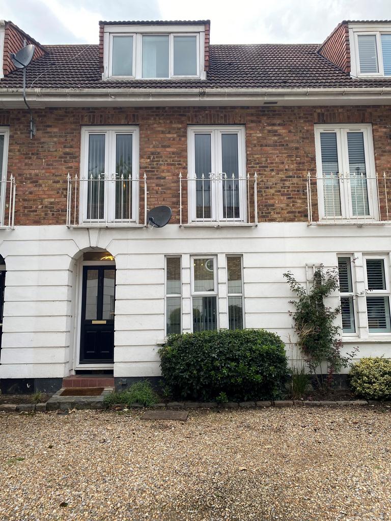 Robinscroft Mews, London SE10 3 bed terraced house - £2,650 pcm (£612 pw)