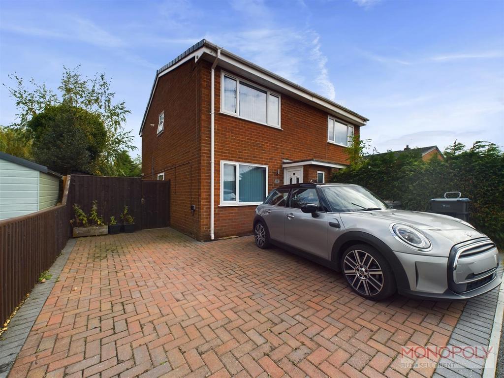 Harwoods Close, Rossett, Wrexham 2 bed semi-detached house - £200,000