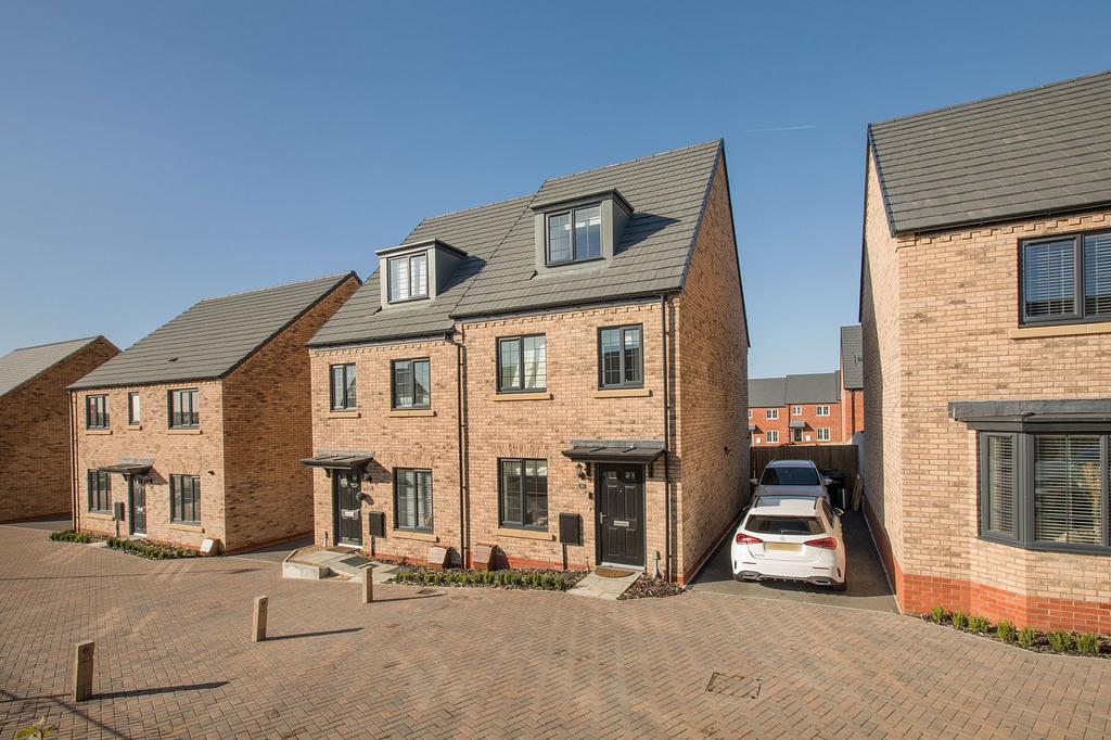 Corby NN17 3 bed semi-detached house - £270,000