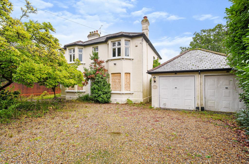 London Road, Bagshot, Surrey, GU19 4 bed detached house for sale - £865,000