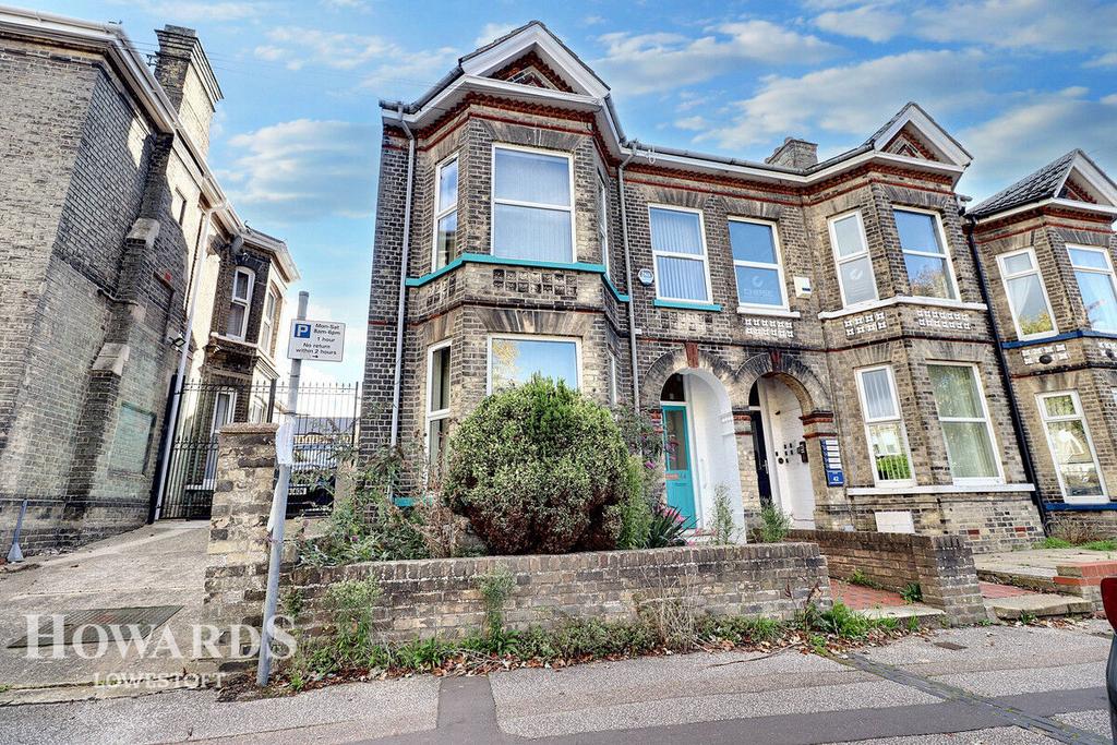 Alexandra Road, Lowestoft 3 bed end of terrace house - £210,000