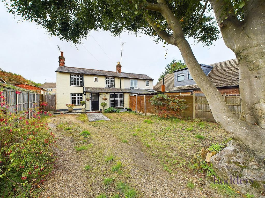 Chertsey Road, Addlestone, Surrey, KT15 3 bed semi-detached house - £ ...