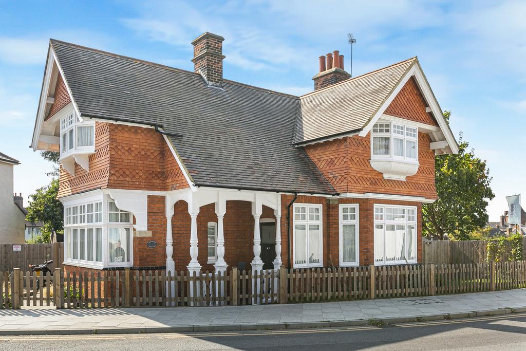 Springfield Drive, London, SW17 3 bed detached house - £1,285,000