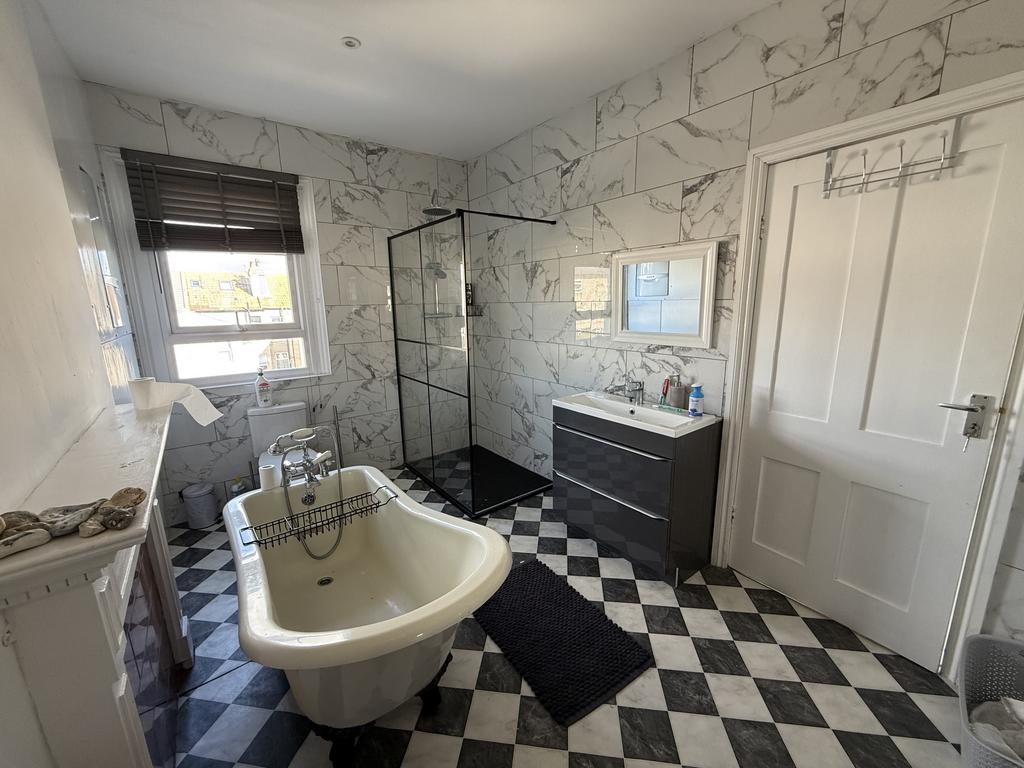 Carlton Road, Eastbourne BN22 4 bed townhouse - £1,600 pcm (£369 pw)