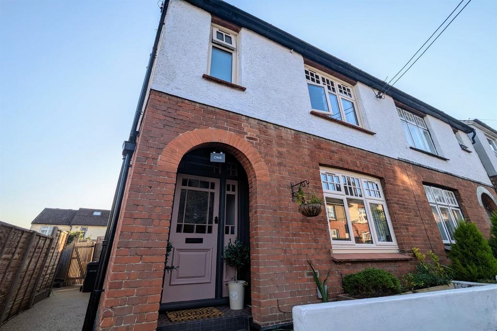 Coronation Avenue, Braintree, CM7 3 bed semi-detached house - £325,000