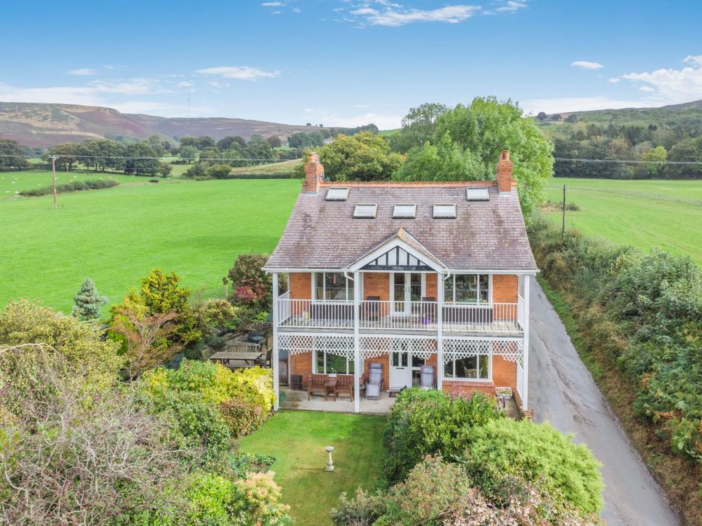 Denbigh, Denbighshire 6 bed detached house - £600,000