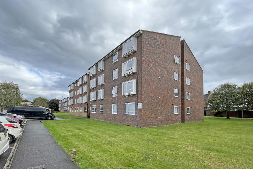 Station Approach, Cheam Village... 1 bed flat - £1,275 pcm (£294 pw)