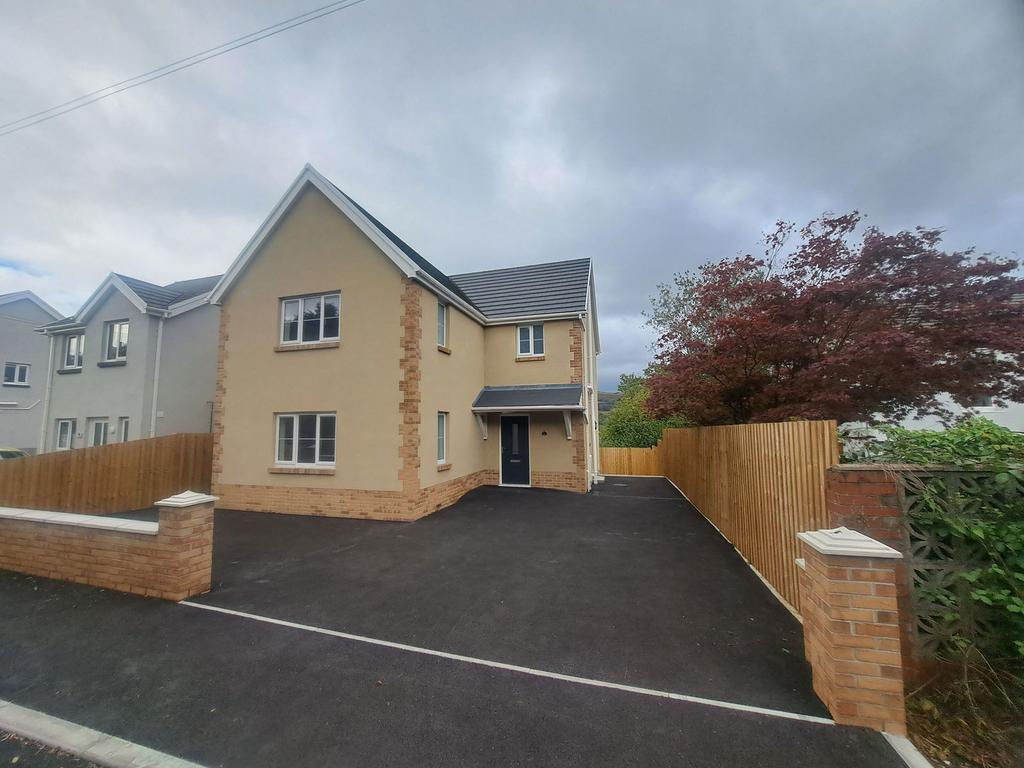Bishop Road, Garnant, Ammanford, SA18 3 bed detached house - £330,000