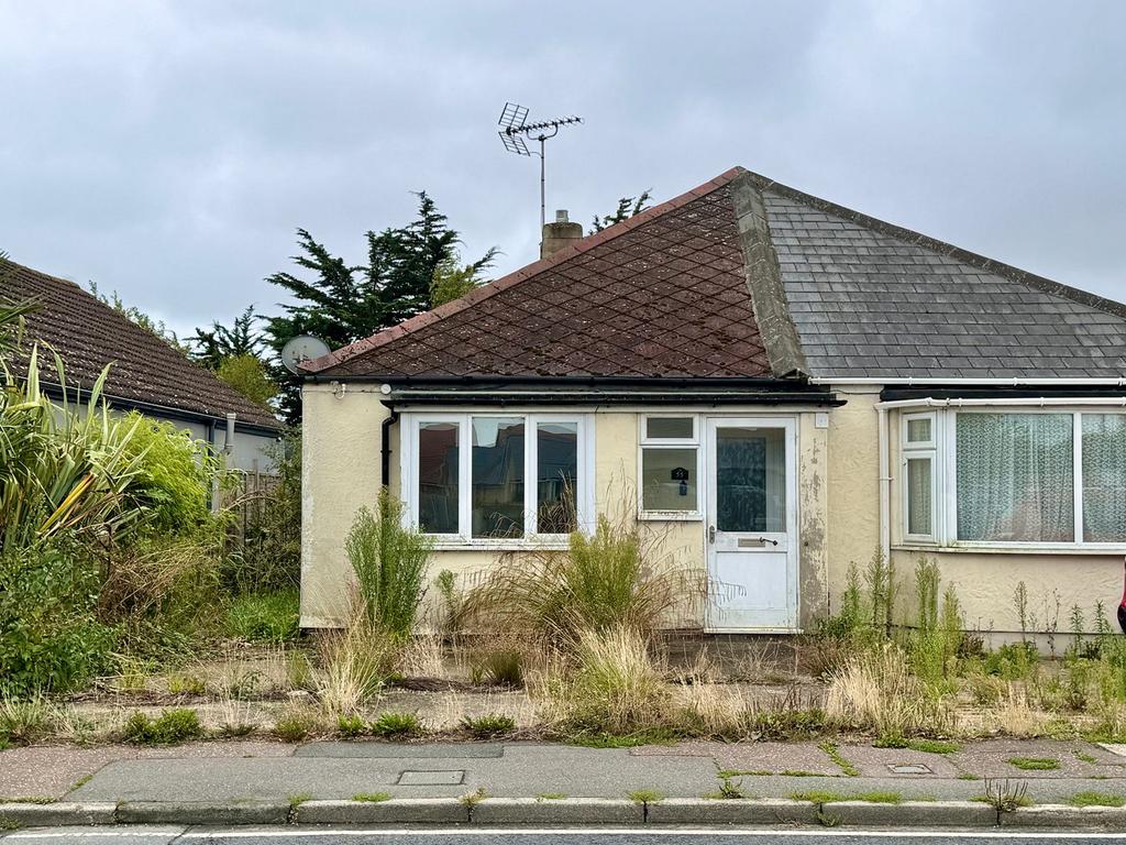 Frinton Road, KIRBY CROSS, CO13 1 bed semi-detached bungalow - £170,000