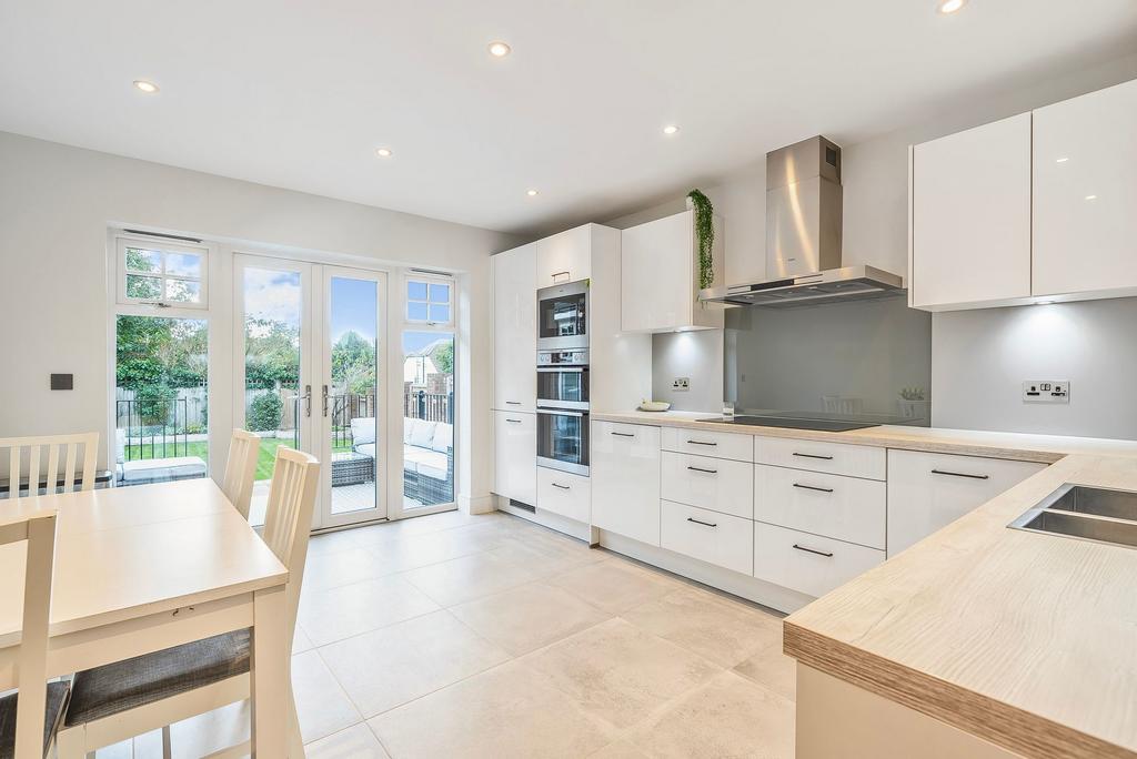Walnut Grove, Banstead SM7 4 bed detached house for sale - £1,000,000