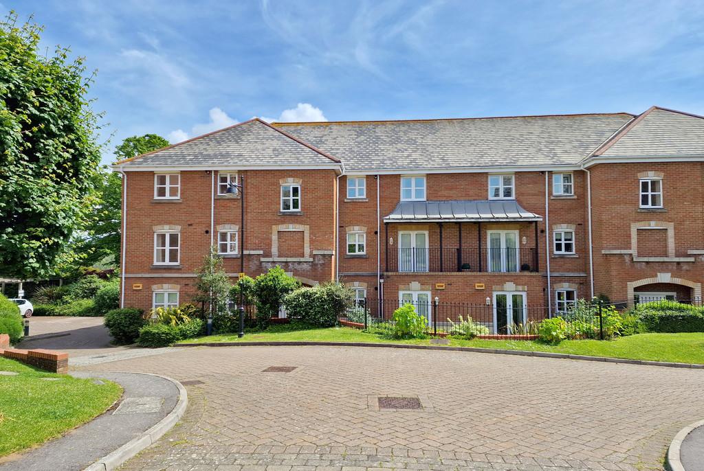 Chichester House, Lymington SO41 2 bed apartment for sale - £325,000