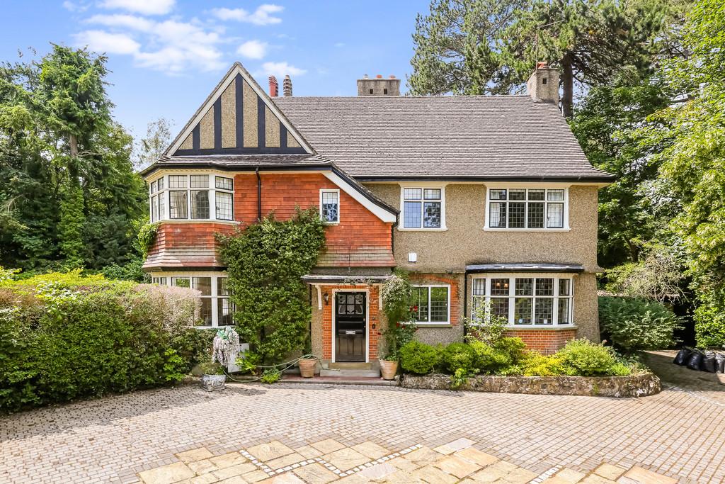 Hayes Lane, Kenley CR8 5 bed detached house - £4,000 pcm (£923 pw)