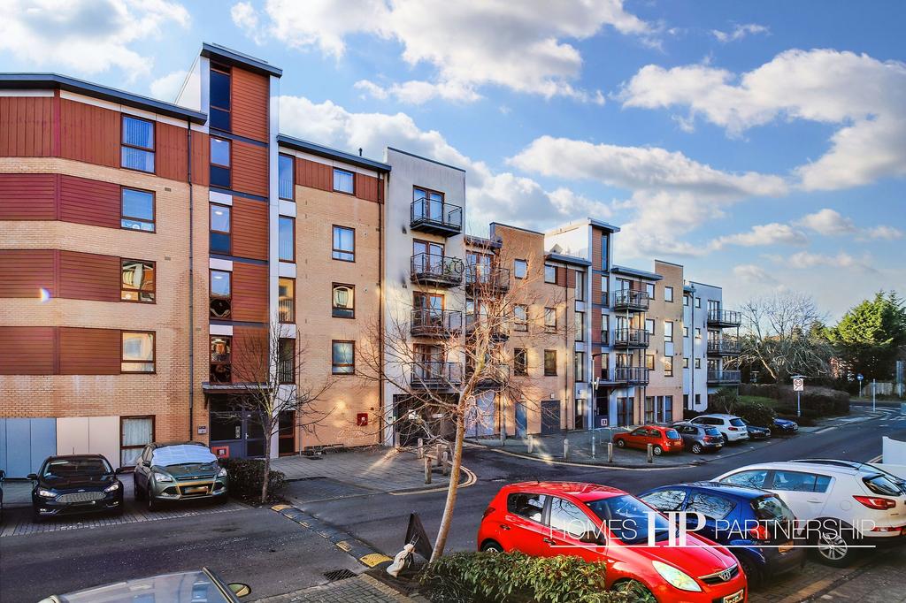 Commonwealth Drive, Crawley RH10 2 bed apartment - £1,500 pcm (£346 pw)