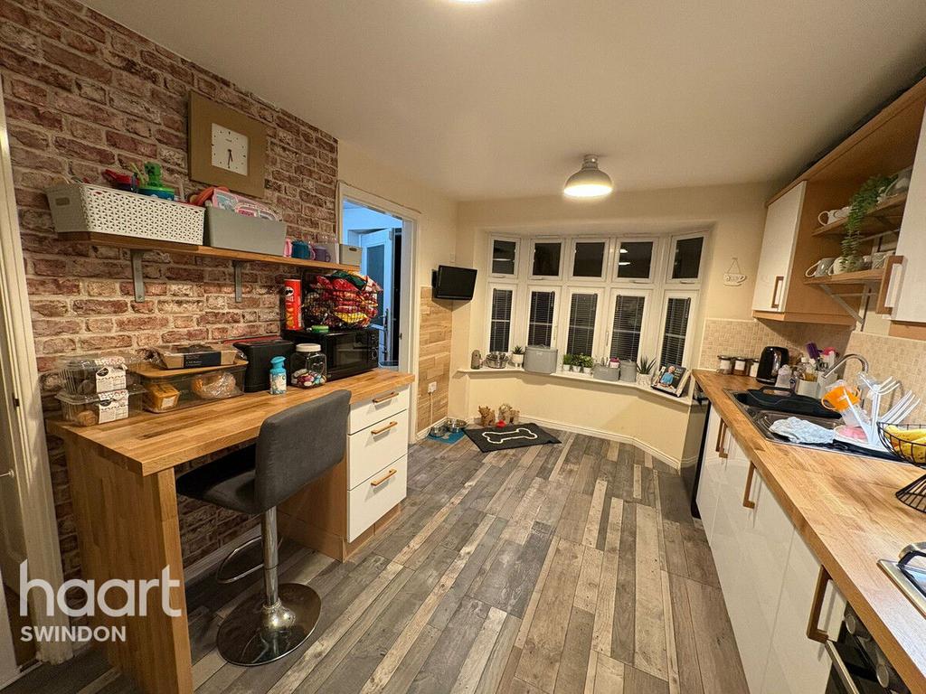 Grace Walk, White Eagle Road, Swindon 4 bed detached house - £400,000