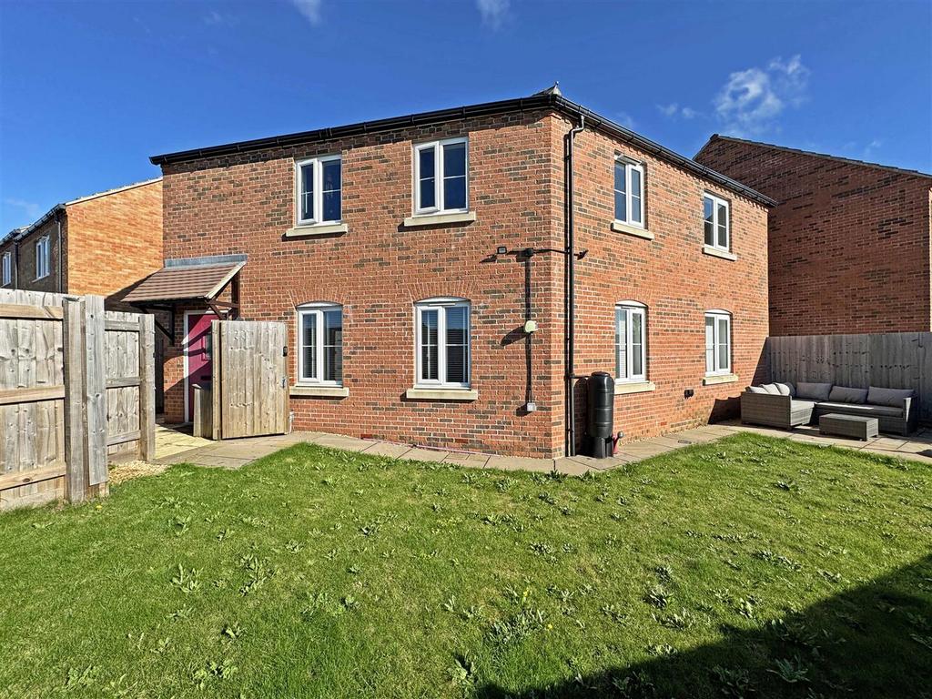 Barrowfield Drive, Stamford 2 bed flat - £104,000