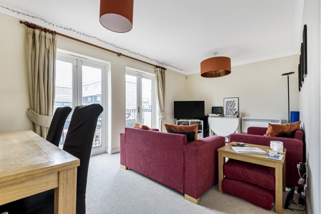 Bolingbroke Walk Battersea SW11 2 bed apartment - £2,100 pcm (£485 pw)