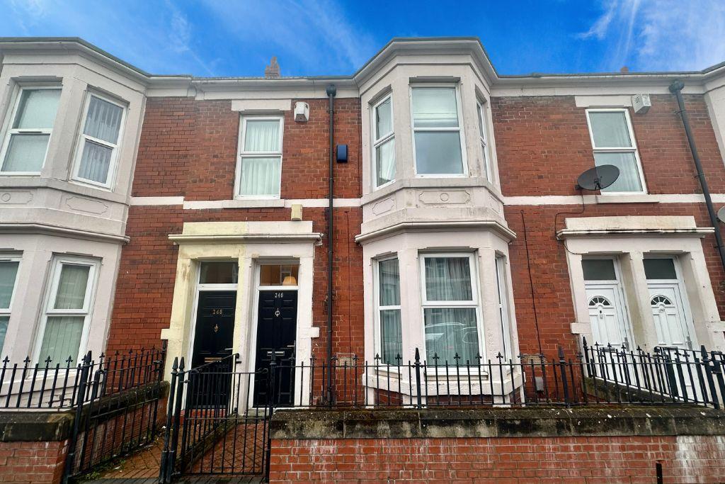 Wingrove Avenue, Newcastle upon Tyne... 2 bed flat - £100,000