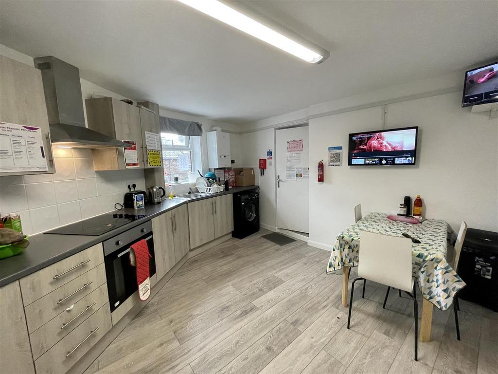 Brighton Grove, Newcastle Upon Tyne 3 bed flat to rent - £1,400 pcm (£ ...