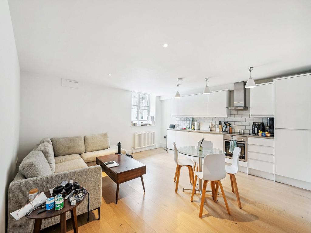 Rupert Street, London, W1D 1 bed apartment to rent - £2,708 pcm (£625 pw)
