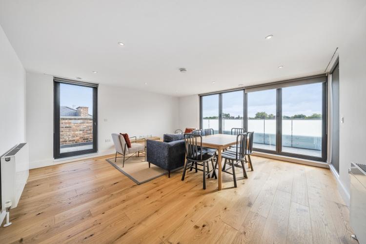 St. John's Hill London SW11 3 bed apartment - £3,700 pcm (£854 pw)
