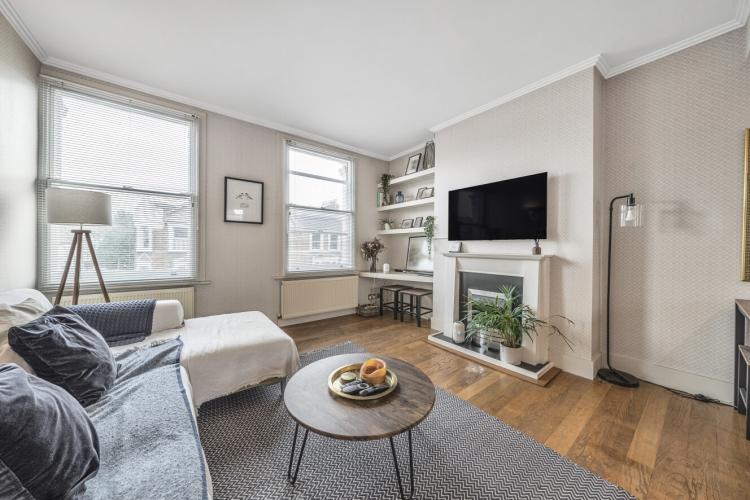 Northcote Road London SW11 2 bed flat - £2,750 pcm (£635 pw)