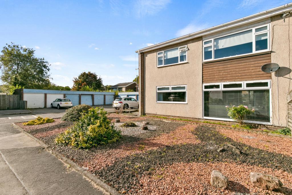 Rowan Avenue, Milton of Campsie, G66 2 bed flat - £135,000