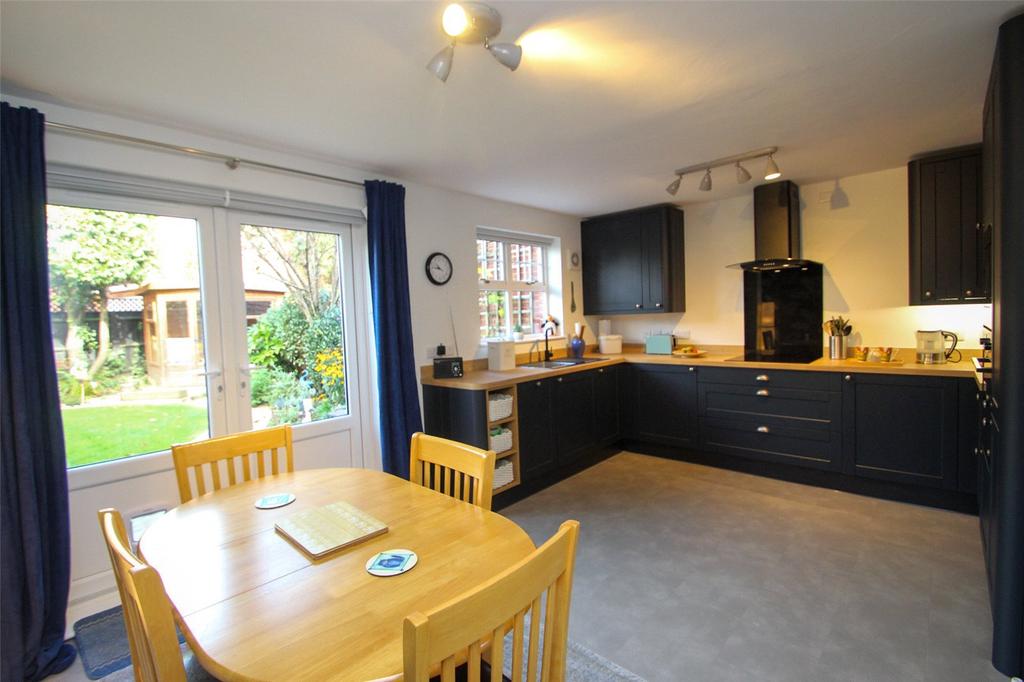 Tutor Close, Hamble, Southampton... 3 bed link detached house - £440,000