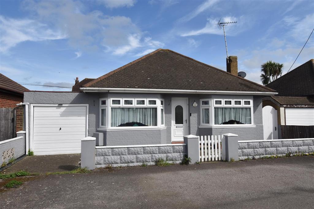 Station Road, Canvey Island SS8 1 bed bungalow - £300,000