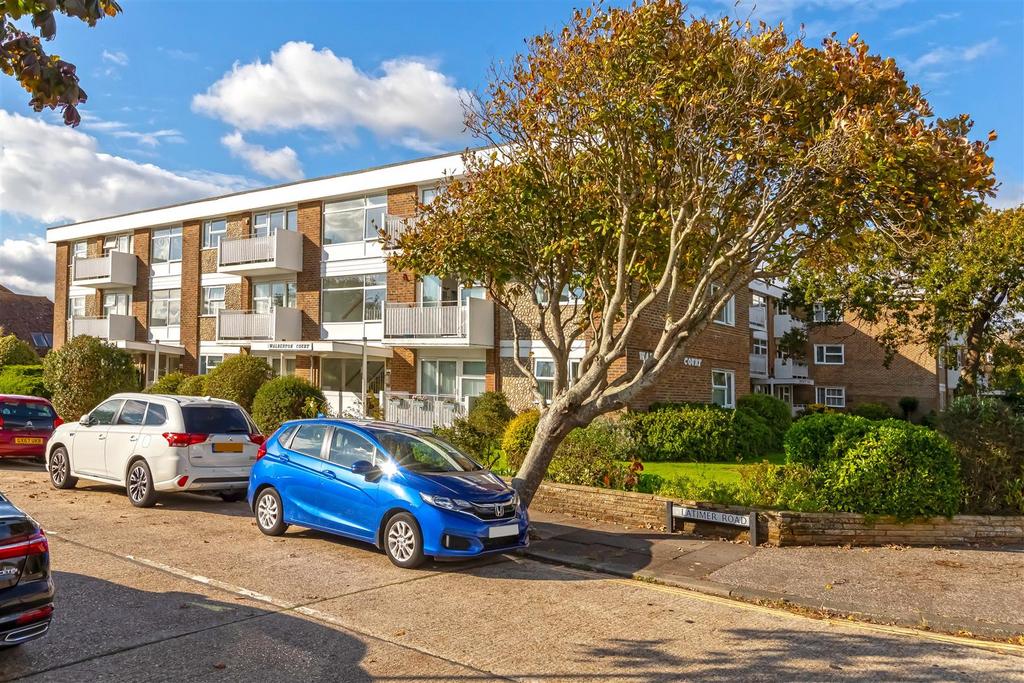 Latimer Road, Worthing, BN11 5ER 2 bed flat - £275,000