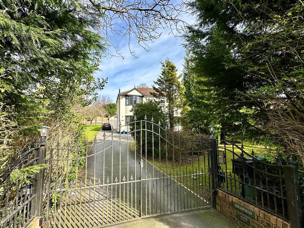 Buxton Road, Disley, Stockport 4 bed detached house - £775,000