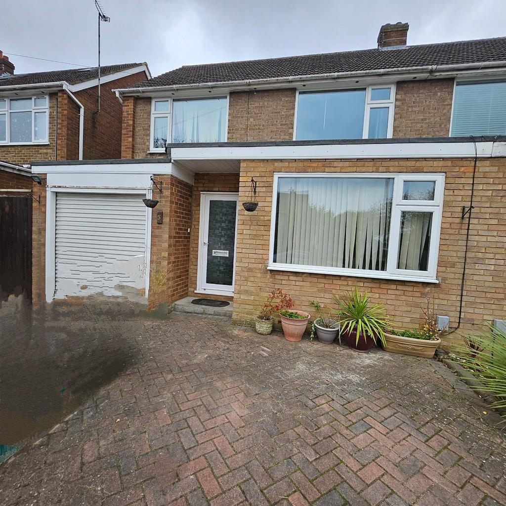 Chatteris Close, Luton 3 bed semi-detached house - £1,600 pcm (£369 pw)