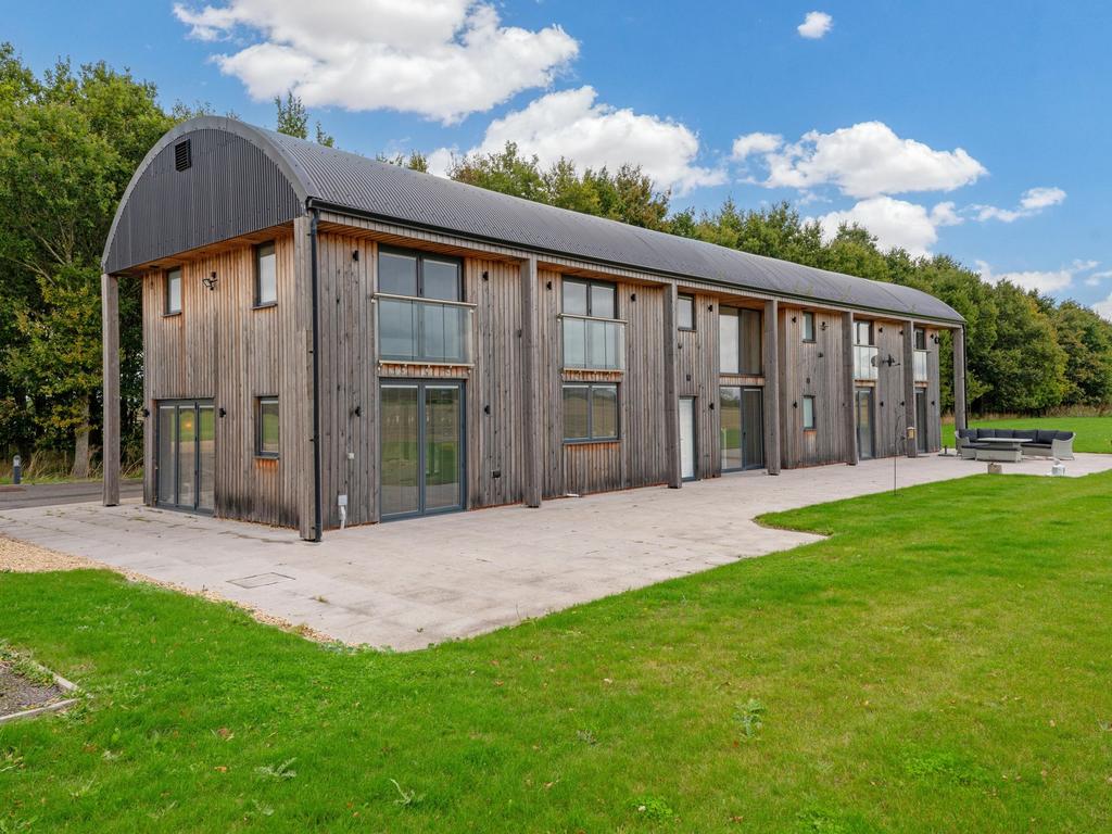 West Hanney, Wantage, OX12 4 bed barn conversion - £1,500,000