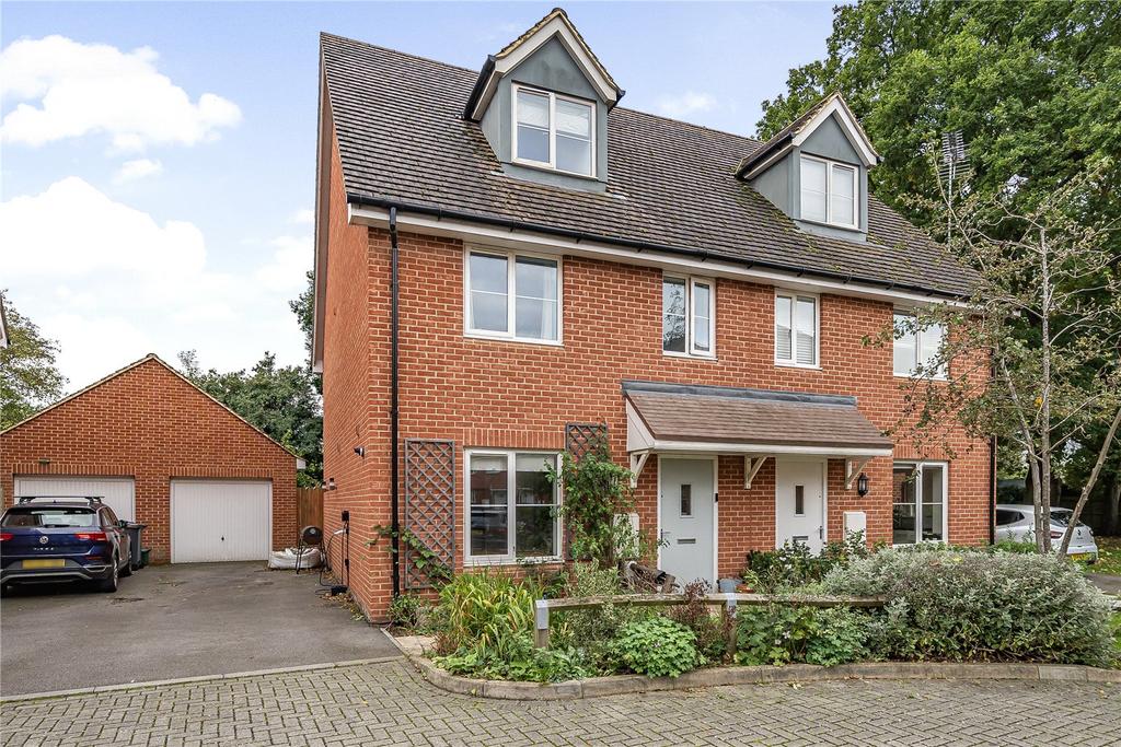 Parsons Way, Farnham GU10 4 bed semi-detached house - £535,000