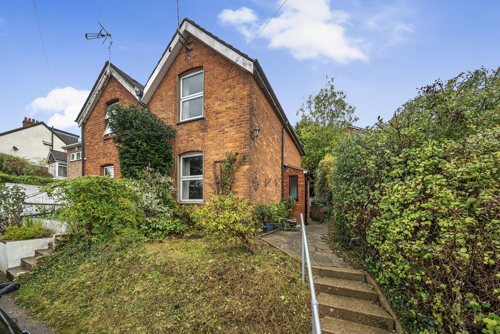 Farningham Road, Caterham CR3 2 bed semi-detached house - £325,000