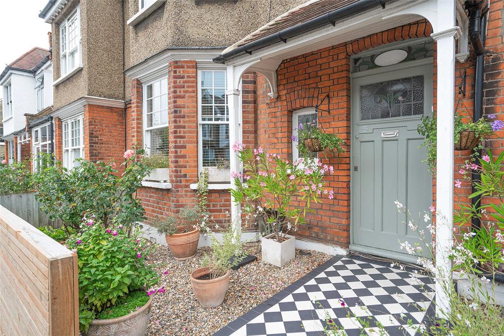 Oak Avenue, London, N8 2 bed apartment - £750,000