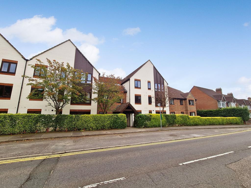 Liphook Road, Haslemere, Surrey, GU27 1 bed apartment - £185,000