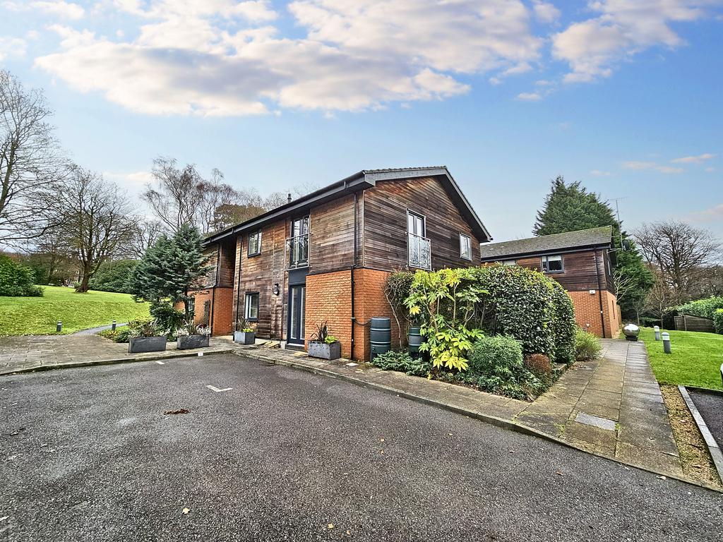 Wispers Lane, Haslemere, Surrey, GU27 2 bed apartment - £1,395 pcm (£ ...